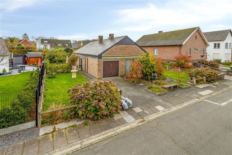 Bungalow 2 slaapkamers, garage en mooie tuin te koop te ALSEMBERG (1652)