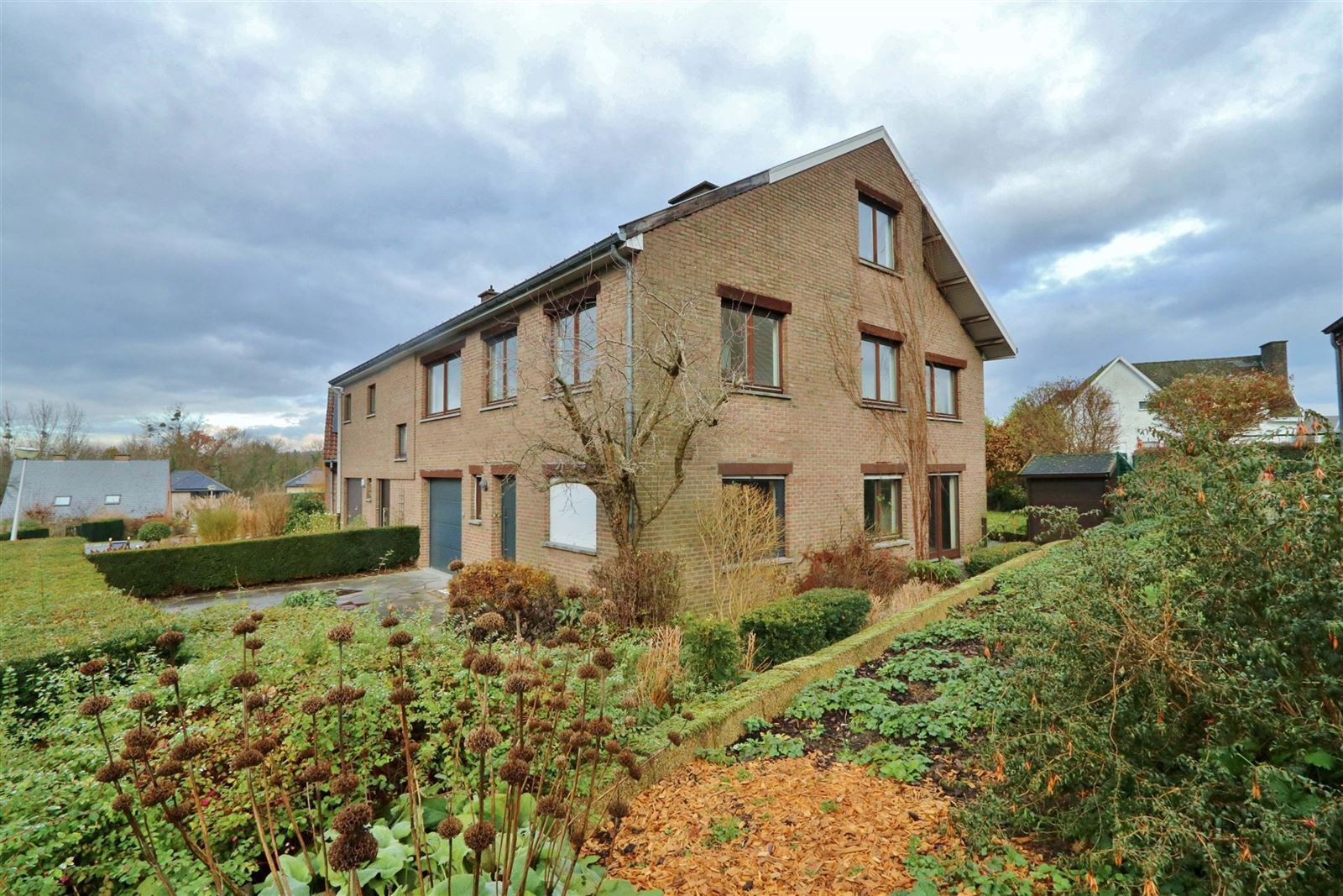 Woning met 5 slaapkamers te Dworp te koop te DWORP (1653)