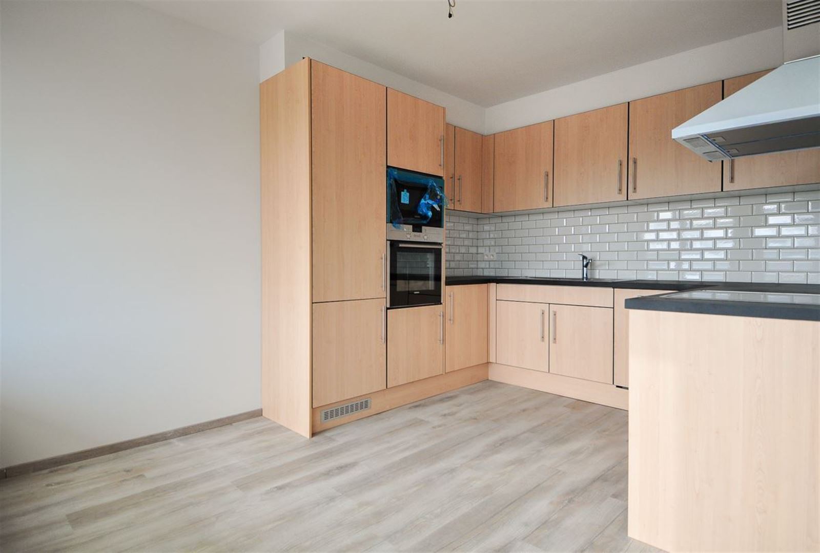 Appartement 2de verdieping met 2 slaapkamers, terras en 2 staanplaatsen ...