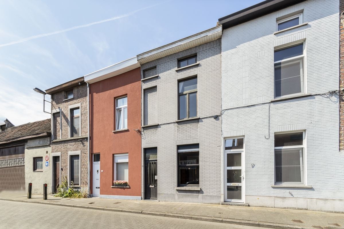 GRONDIG TE RENOVEREN RIJWONING MET VIER SLAAPKAMERS te koop te Gent (9000)