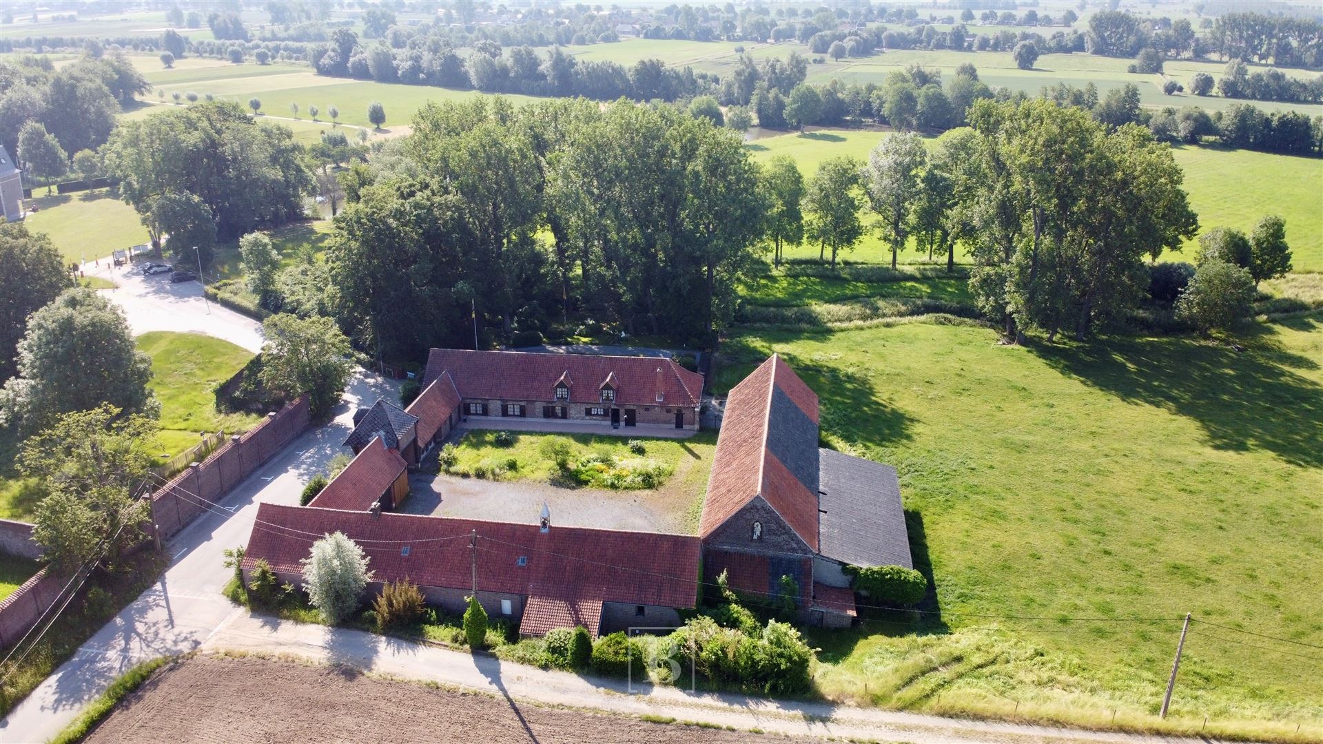 UNIEKE VIERKANTSHOEVE aan en met zicht op Domein de Ghellinck! te koop ...